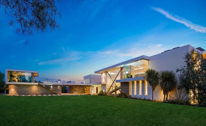 Benedict Canyon Drive Estate